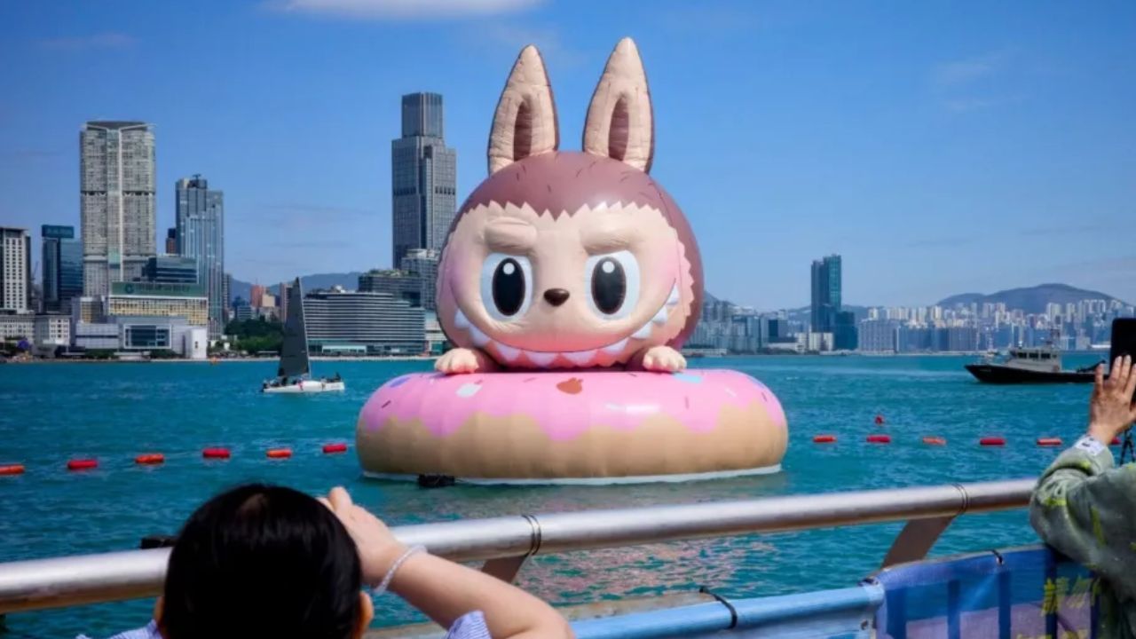 Labubu gigante nada en las costas de Hong Kong | video