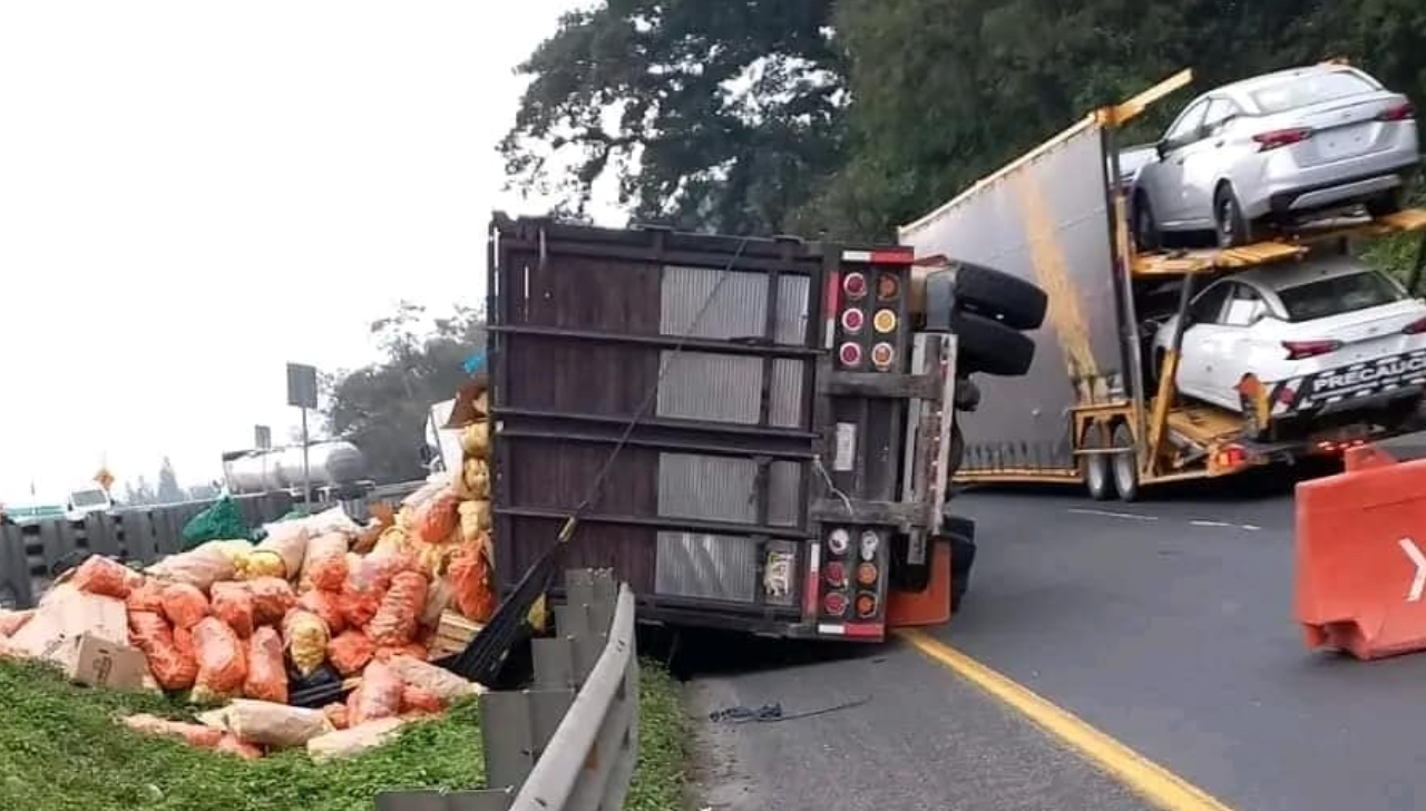 Ciudad Mendoza-Orizaba: Vuelca camión cargado de frutas y verduras, se ...