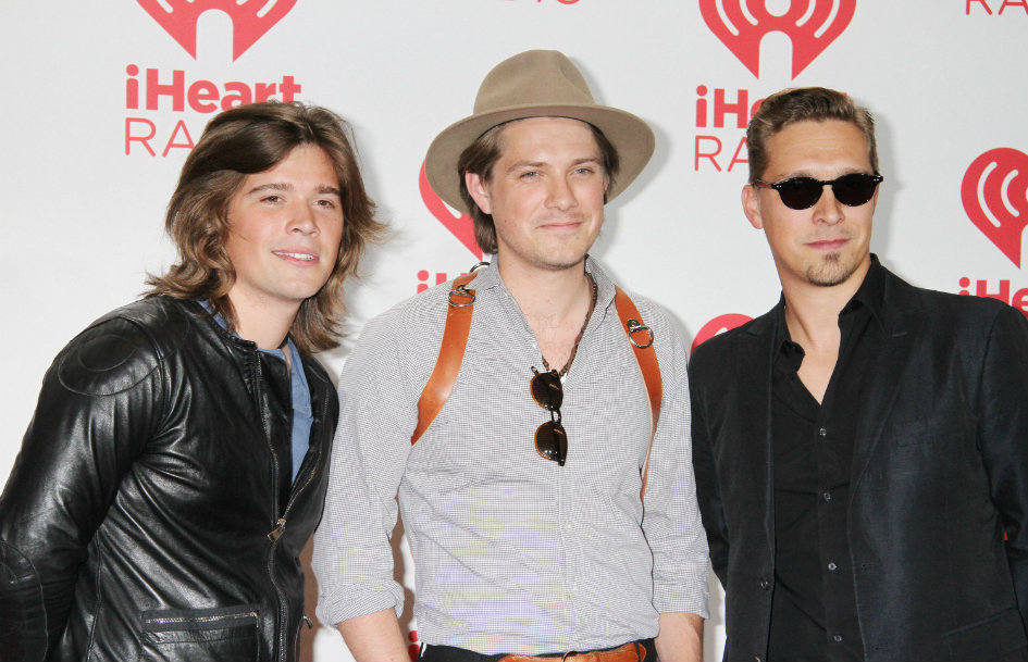 VIDEO: Hanson interpreta “MMMBop” en acústico, ¡en pleno 2016!