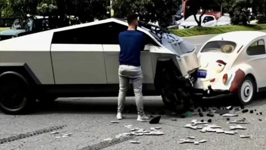 VIDEO: Cybertruck queda destrozada tras impactar Vocho; momento se viraliza