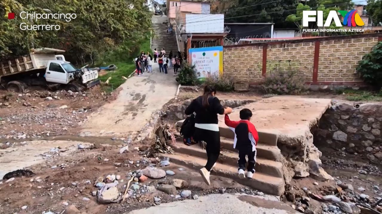 Ir al kínder en Guerrero es un riesgo: Niños cruzan drenaje por una tabla