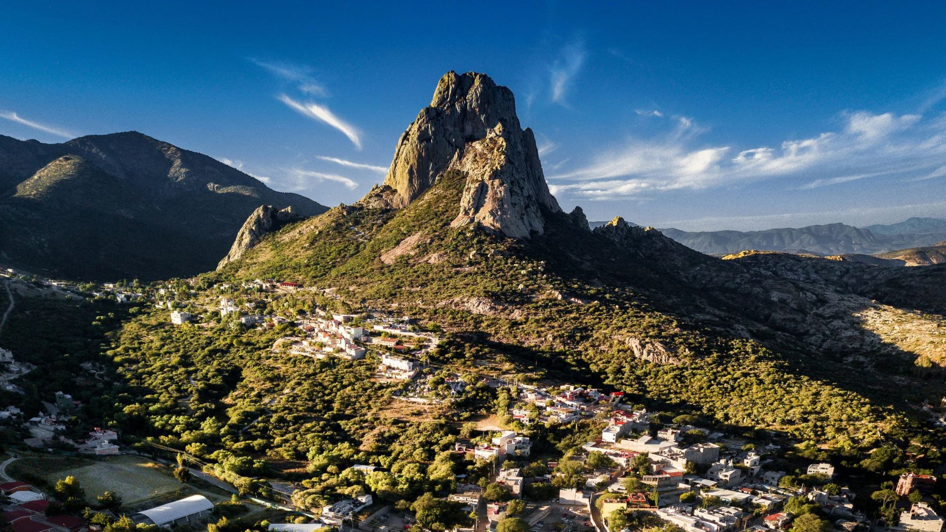 ¿Por qué visitar Peña de Bernal el 5 de agosto?; Día del Montañista