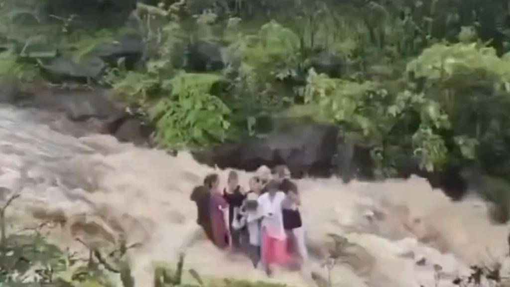 VIDEO: Familia es arrastrada por inundación en la India: Qué pasó y ...