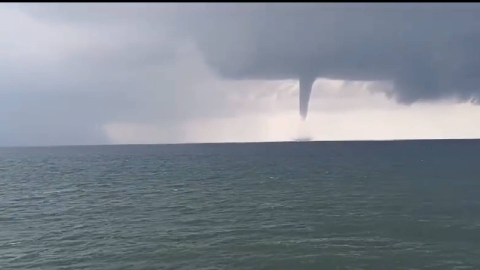 Captan tromba marina en playa de Veracruz y sorprende a pobladores de Alvarado | VIDEO