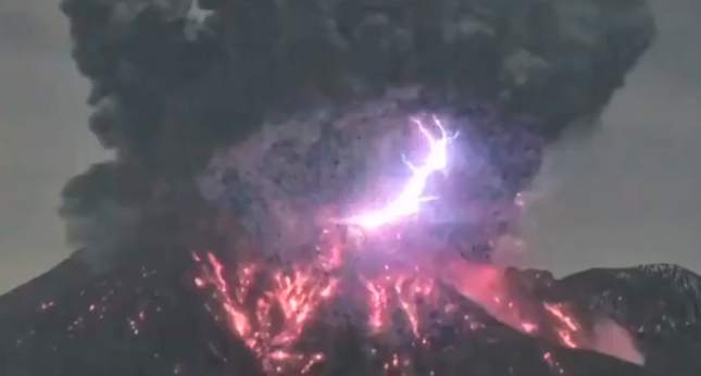 VIDEO: Volcán entra en ERUPCIÓN y lanza cenizas a casi 2 mil metros de ...