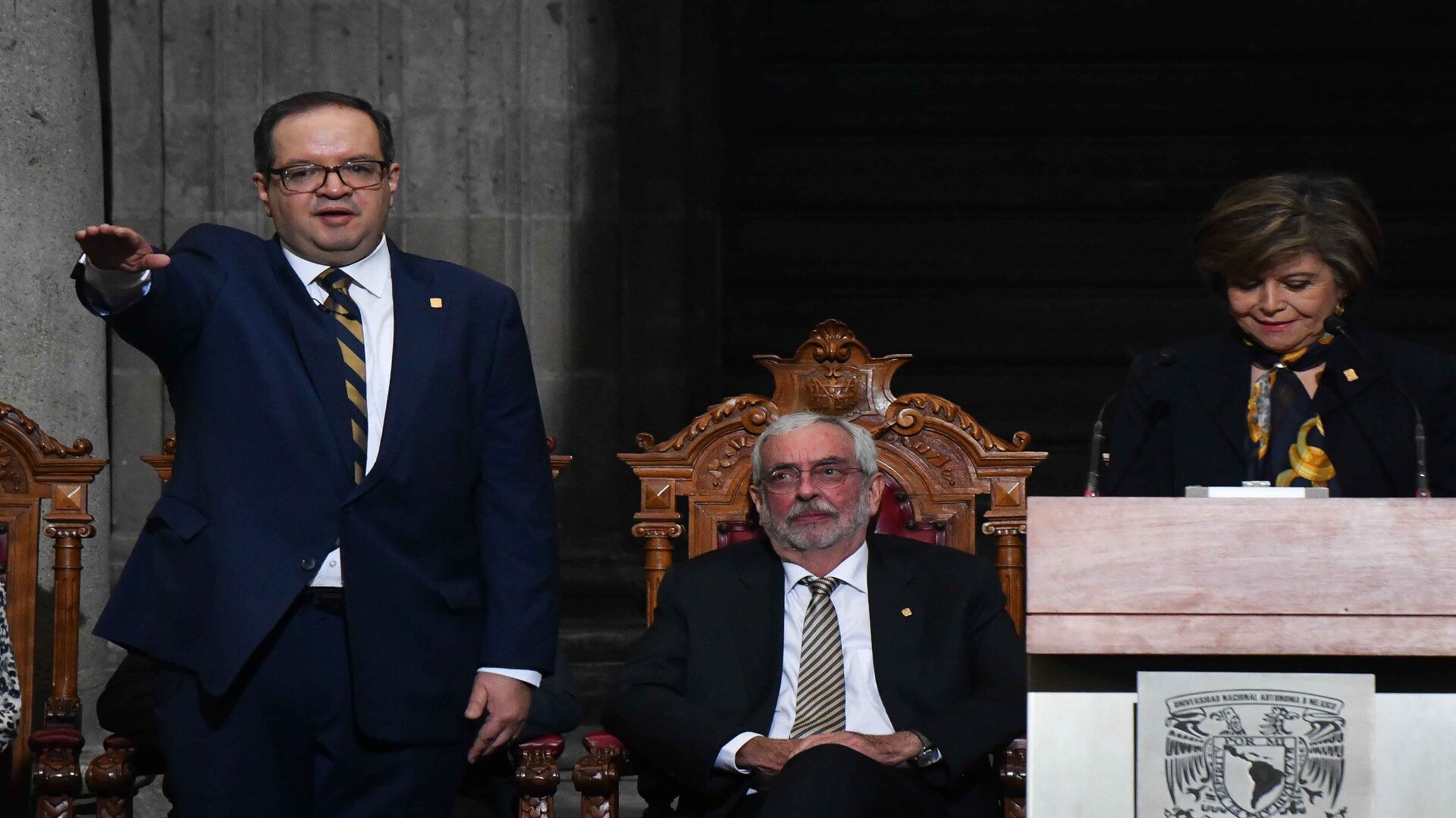 Asume Leonardo Lomelí como rector de la UNAM
