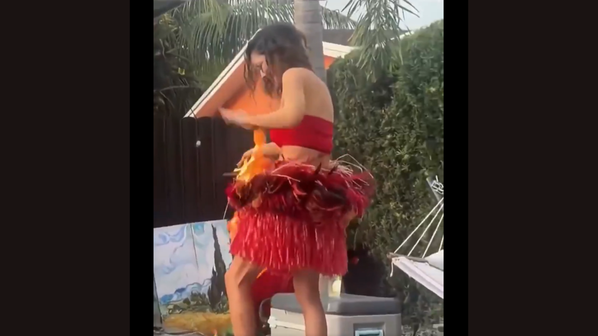 Mujer quema su vestuario durante danza del fuego