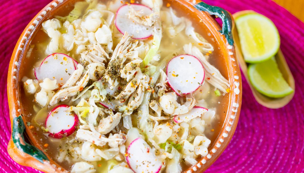 Receta: ¿Cómo preparar pozole blanco para el 15 de septiembre?