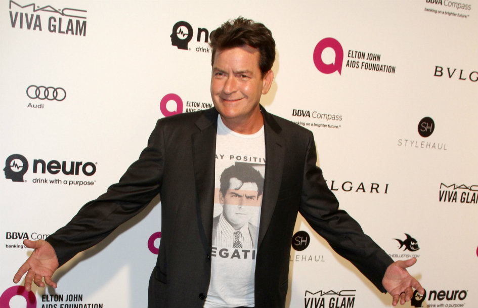Charlie Sheen apoya a Elton John en la lucha contra el SIDA