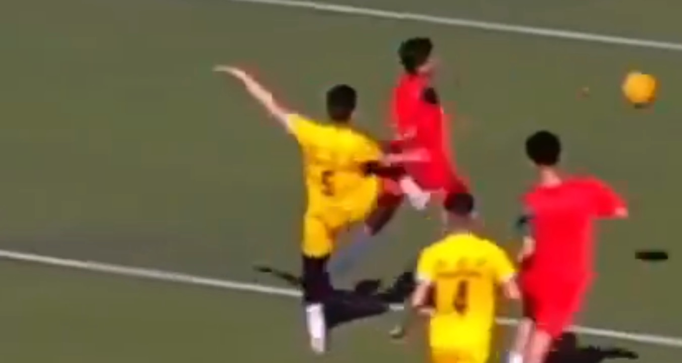 Futbolista muere en pleno partido tras recibir patada del rival