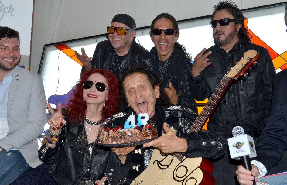 Alex Lora dona una de sus guitarras a la memorabilia del Hard Rock