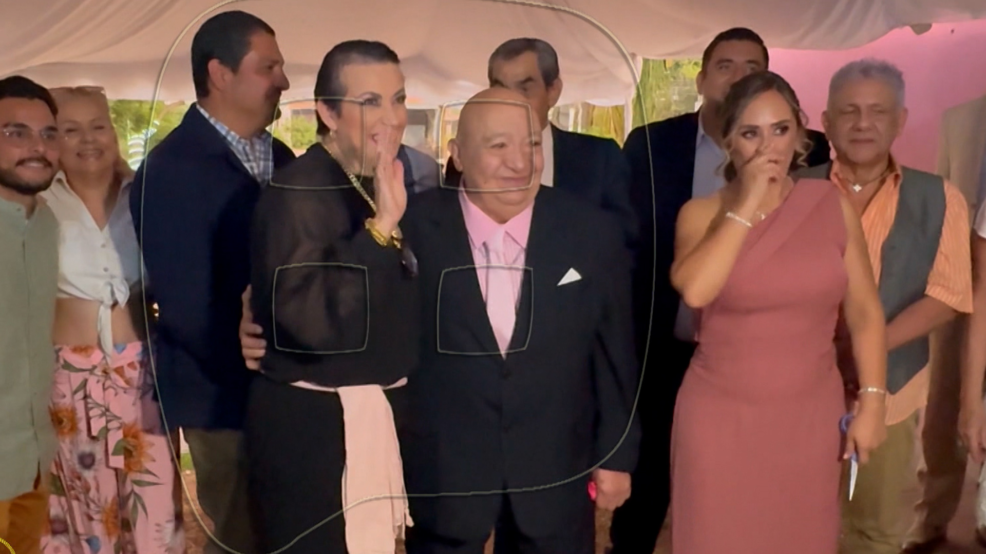 Luis de Alba y su esposa inauguran restaurante dedicado a las mujeres