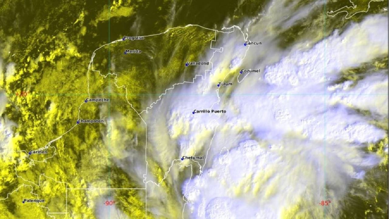 Huracán "Lisa" pone en alerta azul a Yucatán