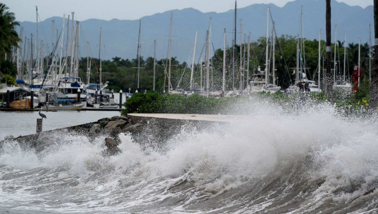 El huracán Lidia toma fuerza; activan alerta roja en Nayarit y Jalisco