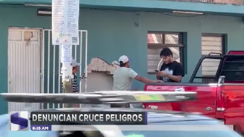 Vecinos denuncian imprudencia vial en peligroso cruce de Adrián Puga y ...