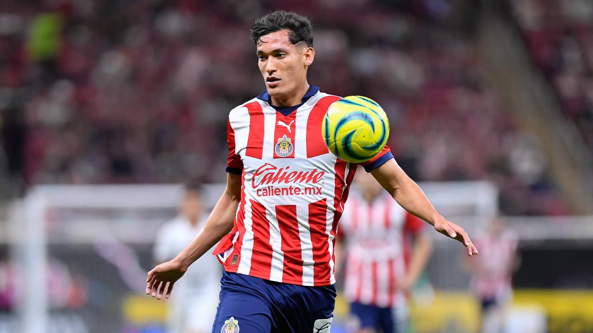 Cruz Azul hace oferta millonaria a Chivas por el Chiquete Orozco
