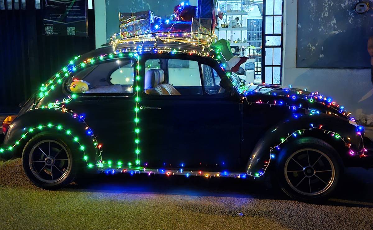 Adorna su vochito con luces de Navidad y se vuelve viral