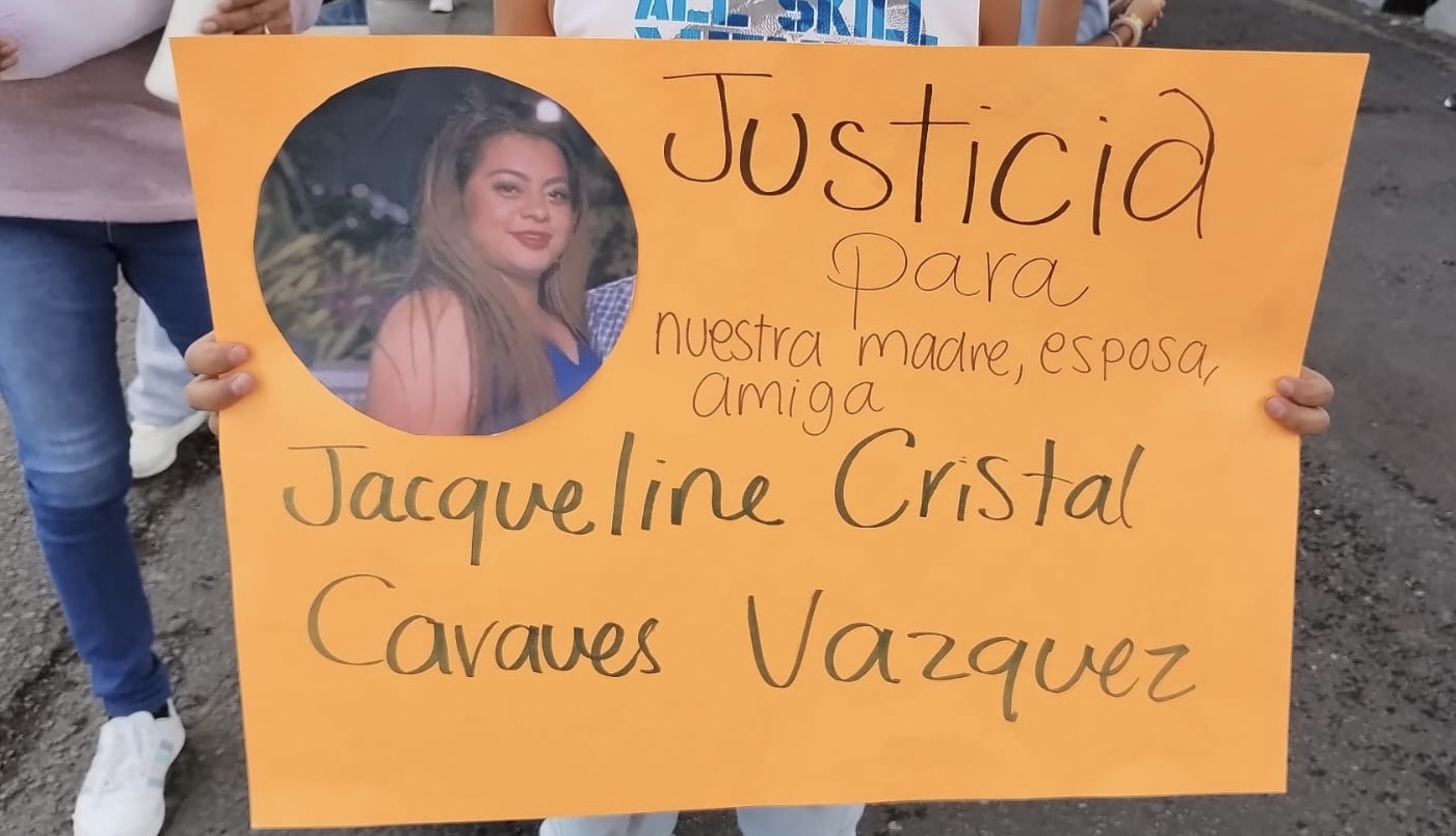 Mordaza de sangre: Reportero Iván Aldama de ADN 40 es golpeado por ...