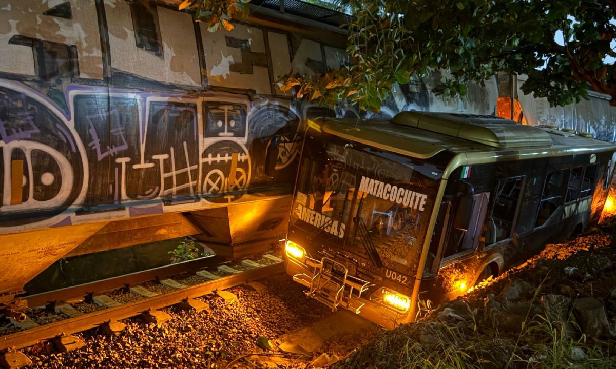 ¿Cómo ocurrió el accidente del tren que arrolló a camión de pasajeros ...