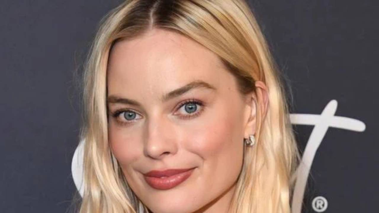 Margot Robbie luce un sensual tankini blanco en Grecia