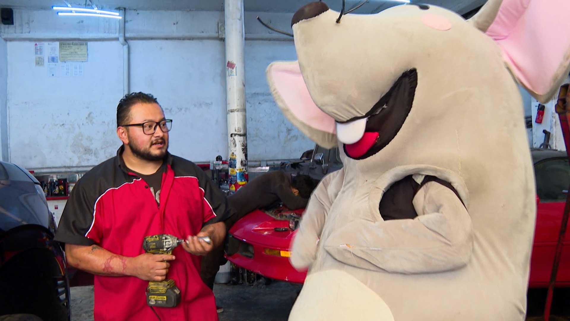 Kecho hizo de las suyas trabajando en un taller automotriz
