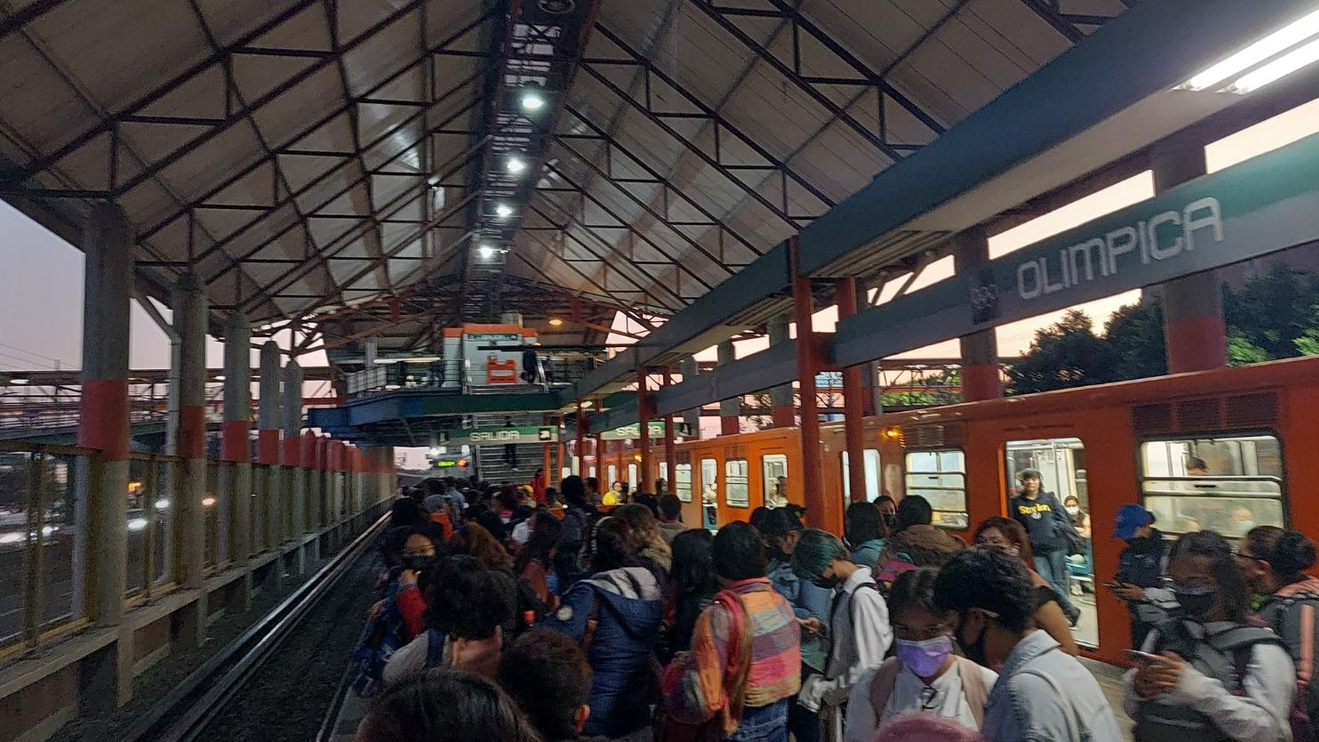 Usuarios del Metro CDMX reportan retrasos en la Línea B