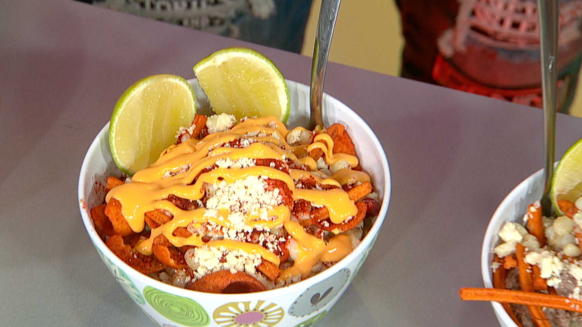Rahmar llegó a preparar unos ricos Esquites Locos