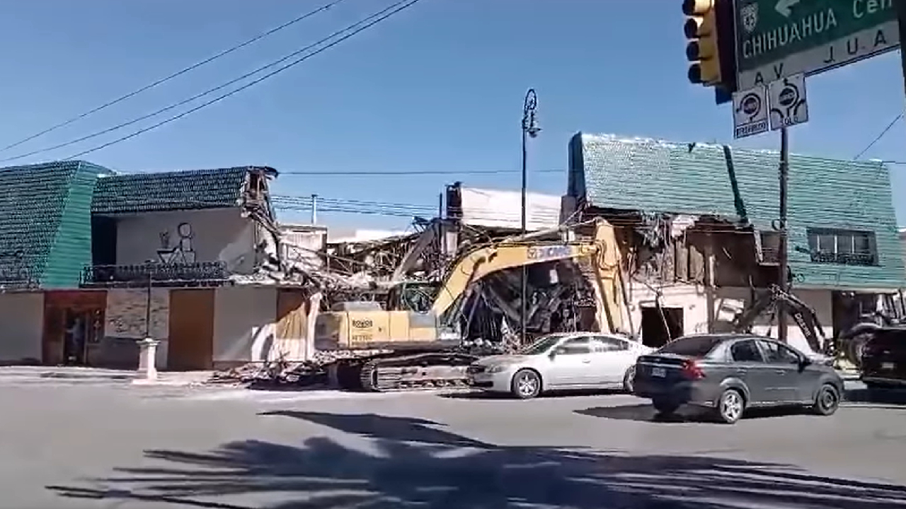 Demuelen el emblemático edificio de La Calesa en la Avenida Juárez ...