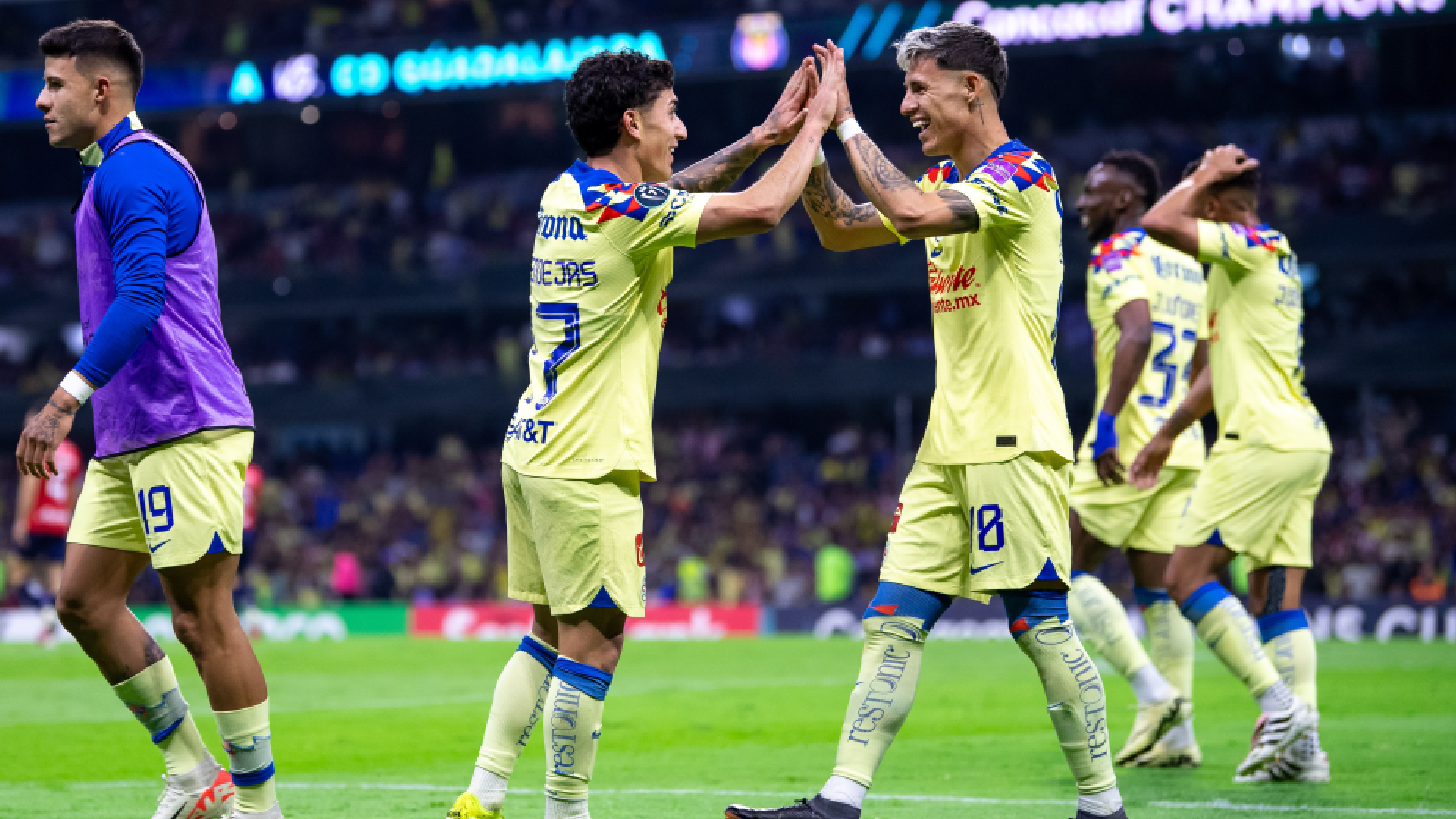 Chivbas venció 2-3 al América en el Estadio Azteca pero las Águilas ...
