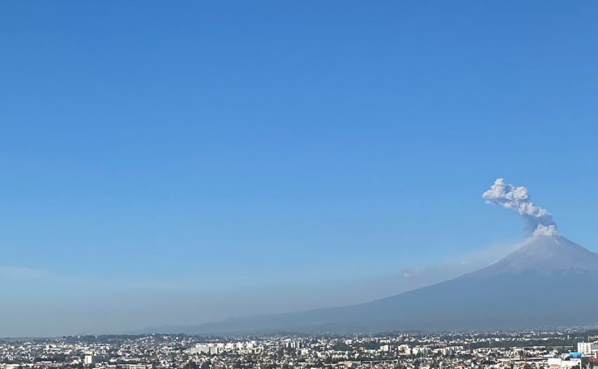 Exhala el volcán Popocatépetl una fumarola de varios kilómetros de ...