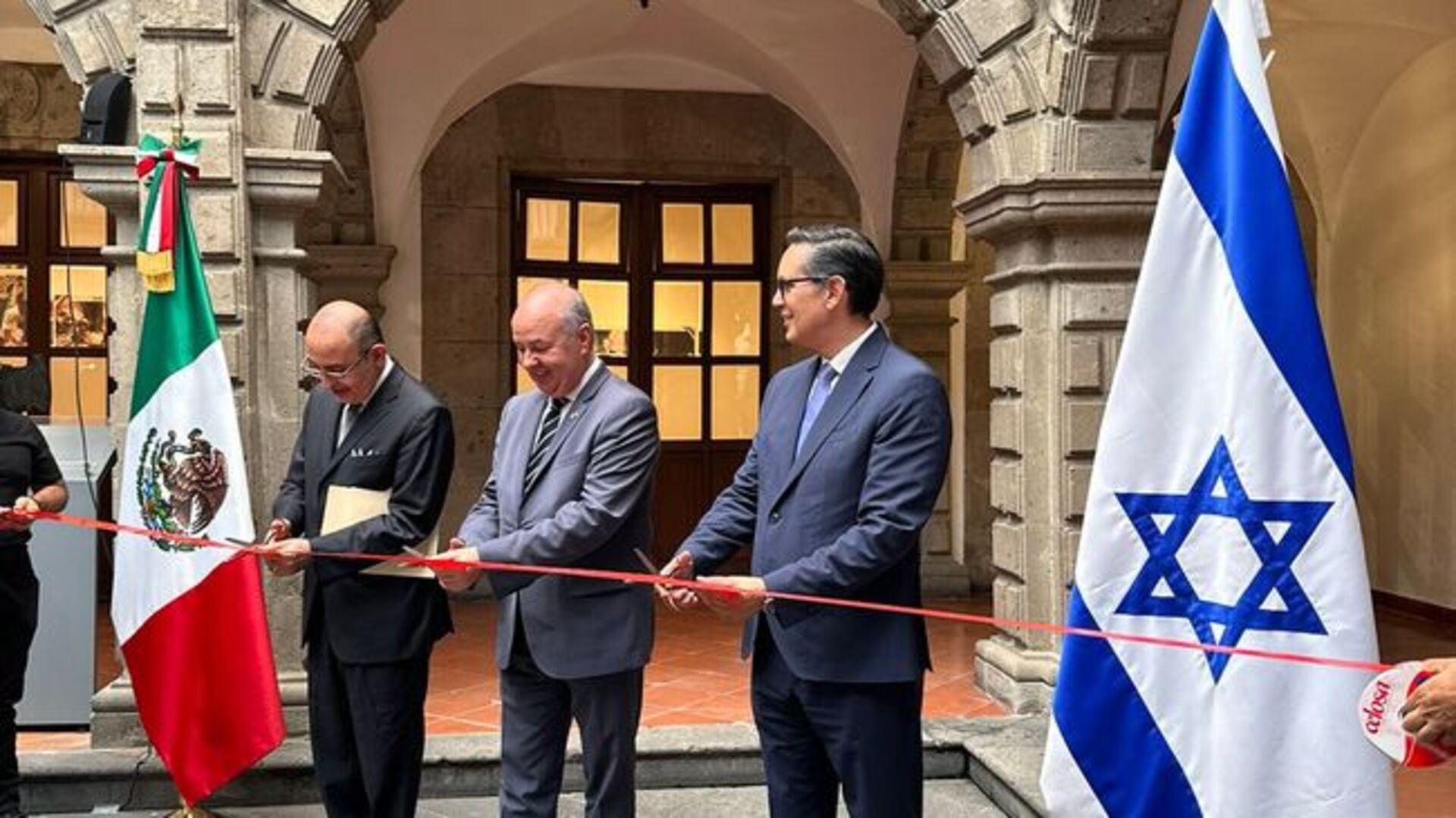 Presentan exposición conmemorativa "70 años de Relaciones Diplomáticas ...