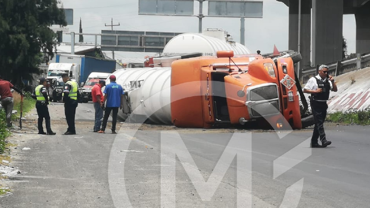 Tráiler pipa vuelca sobre la lateral de la autopista México-Puebla hoy ...