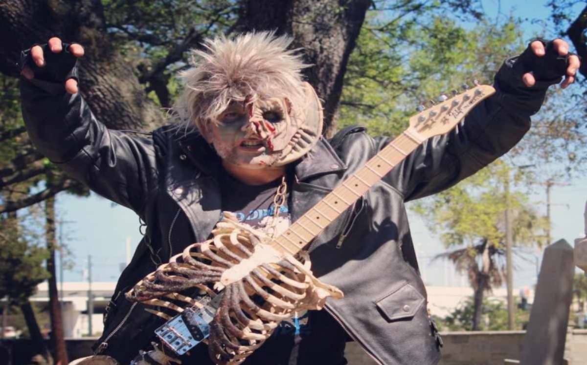 Prince Midnight construyó guitarra con esqueleto de su tío