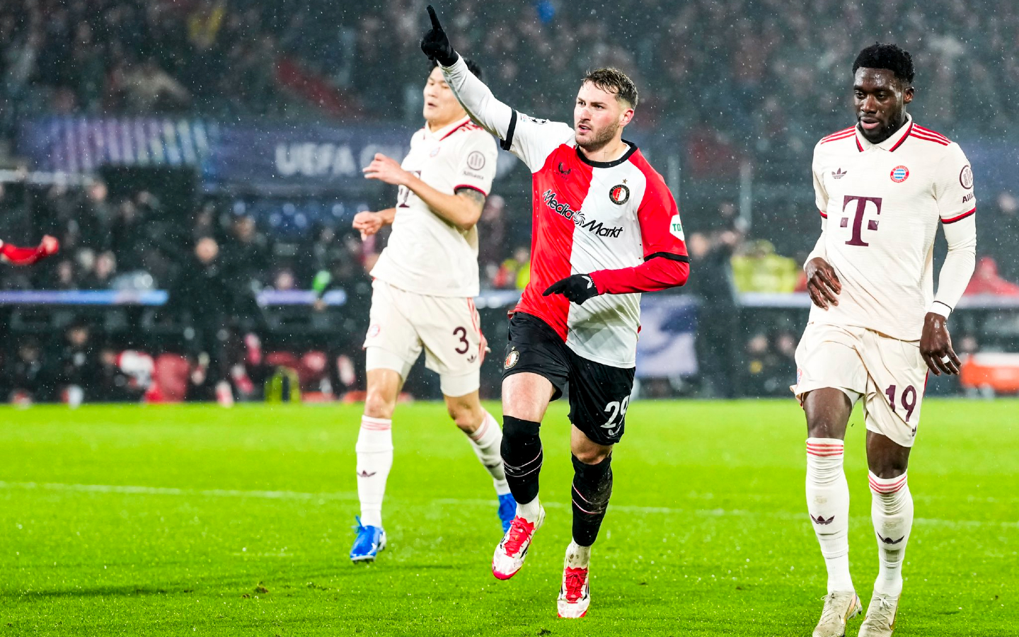 Feyenoord pide 40 millones de euros al Milan por Santiago Giménez