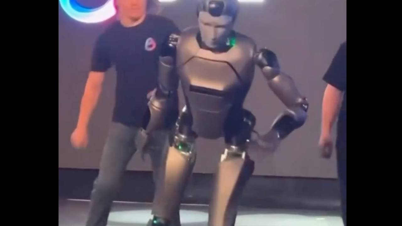 ¡El debut que terminó en caída! AIdol, el primer robot humanoide ruso ...