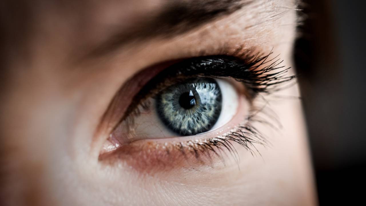 Una mujer tuvo una piedra en el ojo por más de 50 años