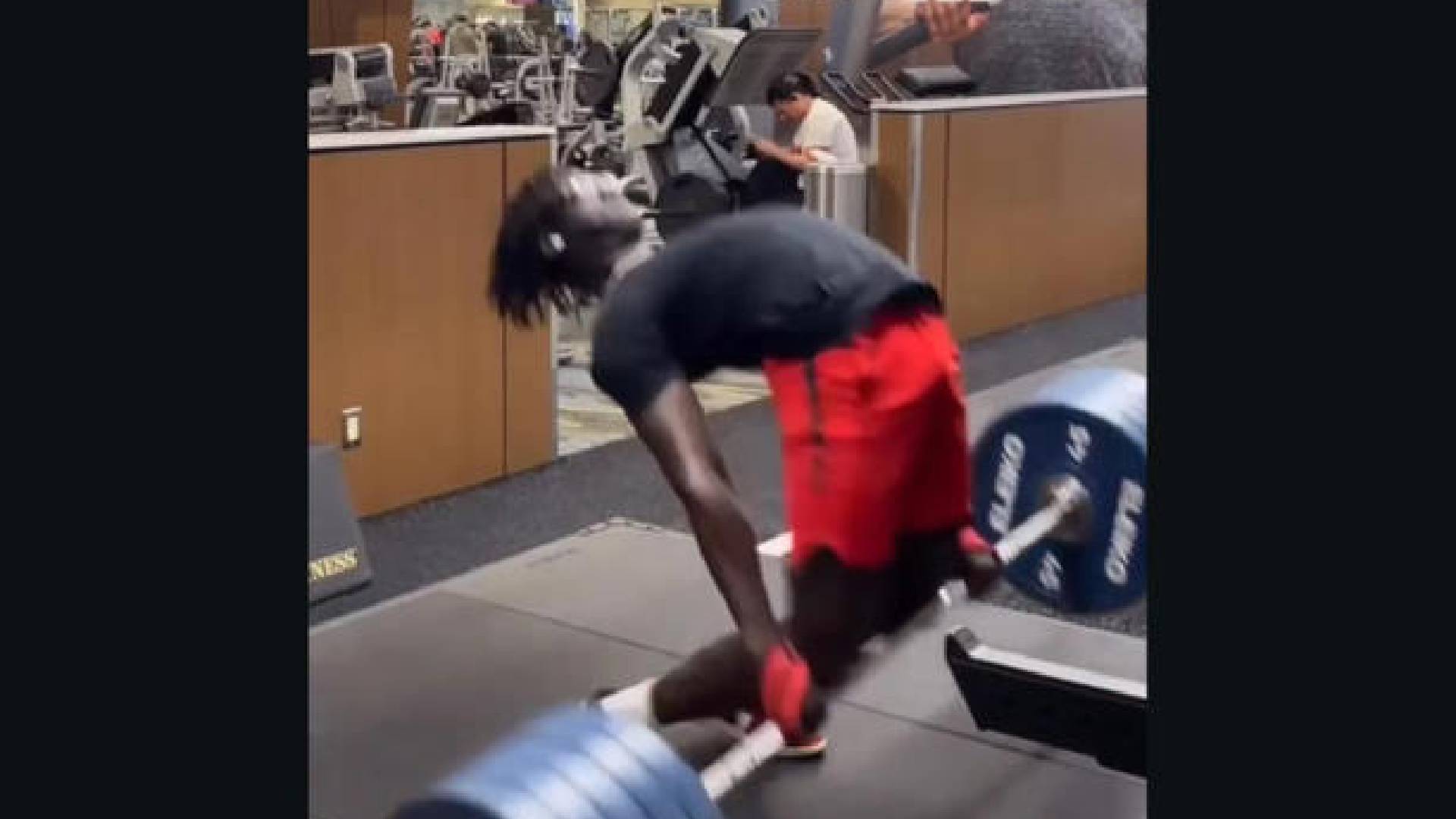 VIDEO: ¡CASI MUERE! Hombre se desmaya al cargar 220 kilogramos en peso ...