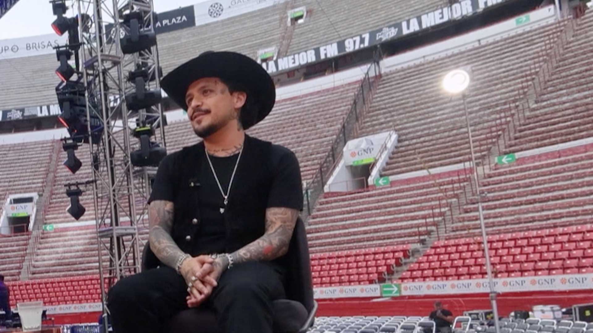 Christian Nodal aclara si su padre seguirá siendo su manager