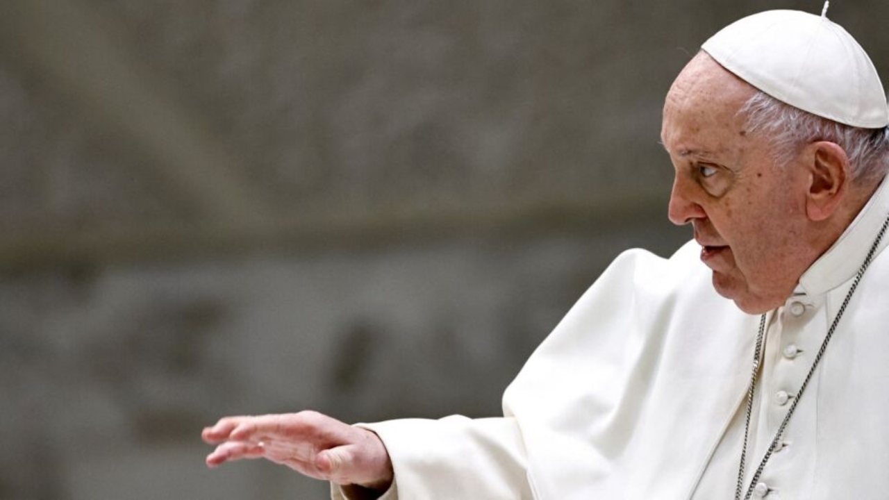 Papa Francisco tiene un "poco de bronquitis", anuncia