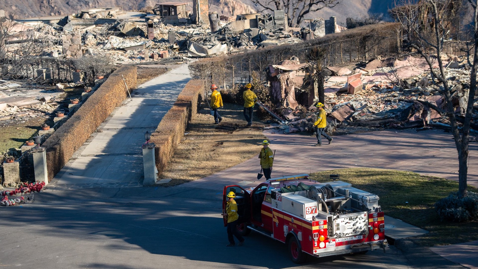 Alertan por peligrosos vientos que podrían afectar incendios en Los Ángeles