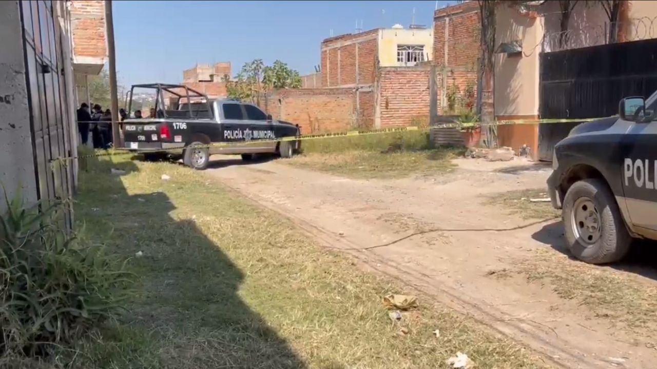 Entre cobijas y pastizales, encuentran cuerpo de hombre sin vida en Tlaquepaque