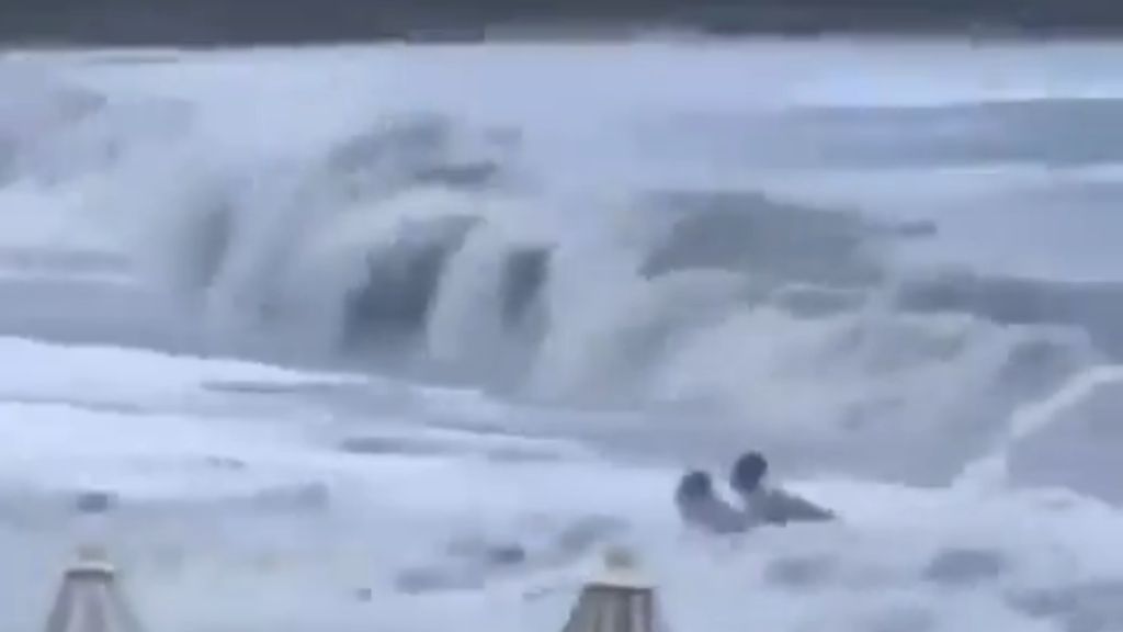 VIDEO: Mujer es arrastrada por el mar en Sochi, Rusia: Lo que se sabe ...