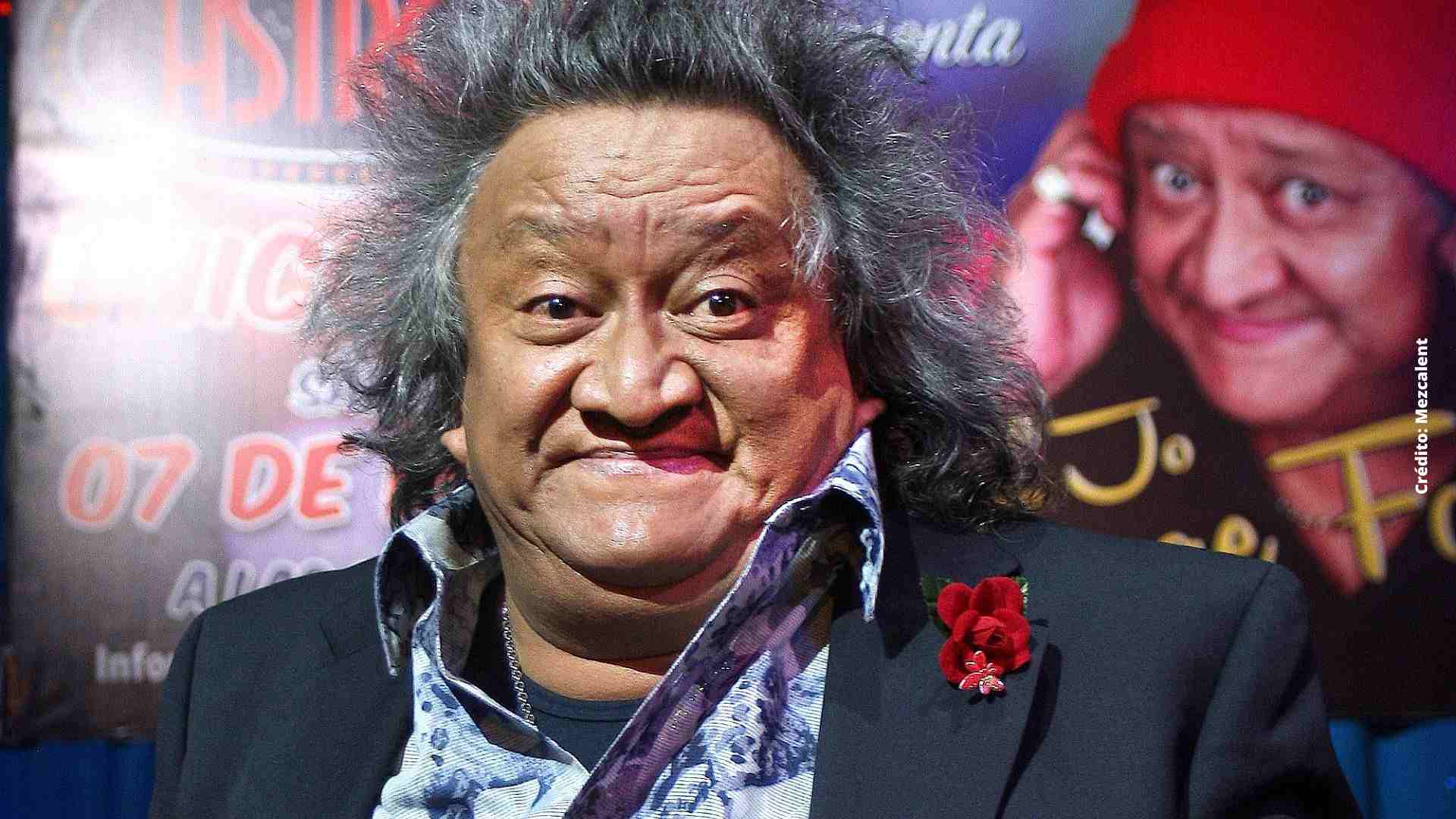 Jorge Falcón firma su carta de voluntad anticipada.