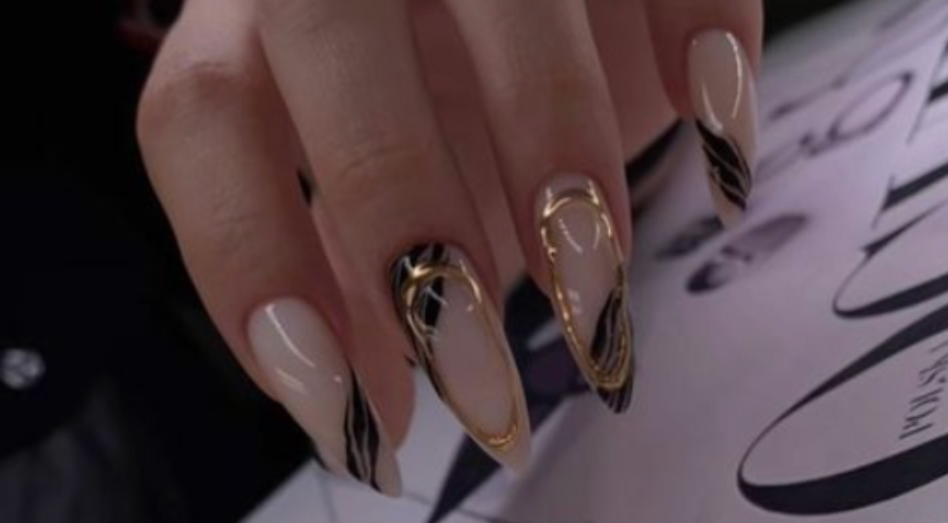 7 diseños de uñas beige con dorado y negro que se ven elegantes, pero a ...