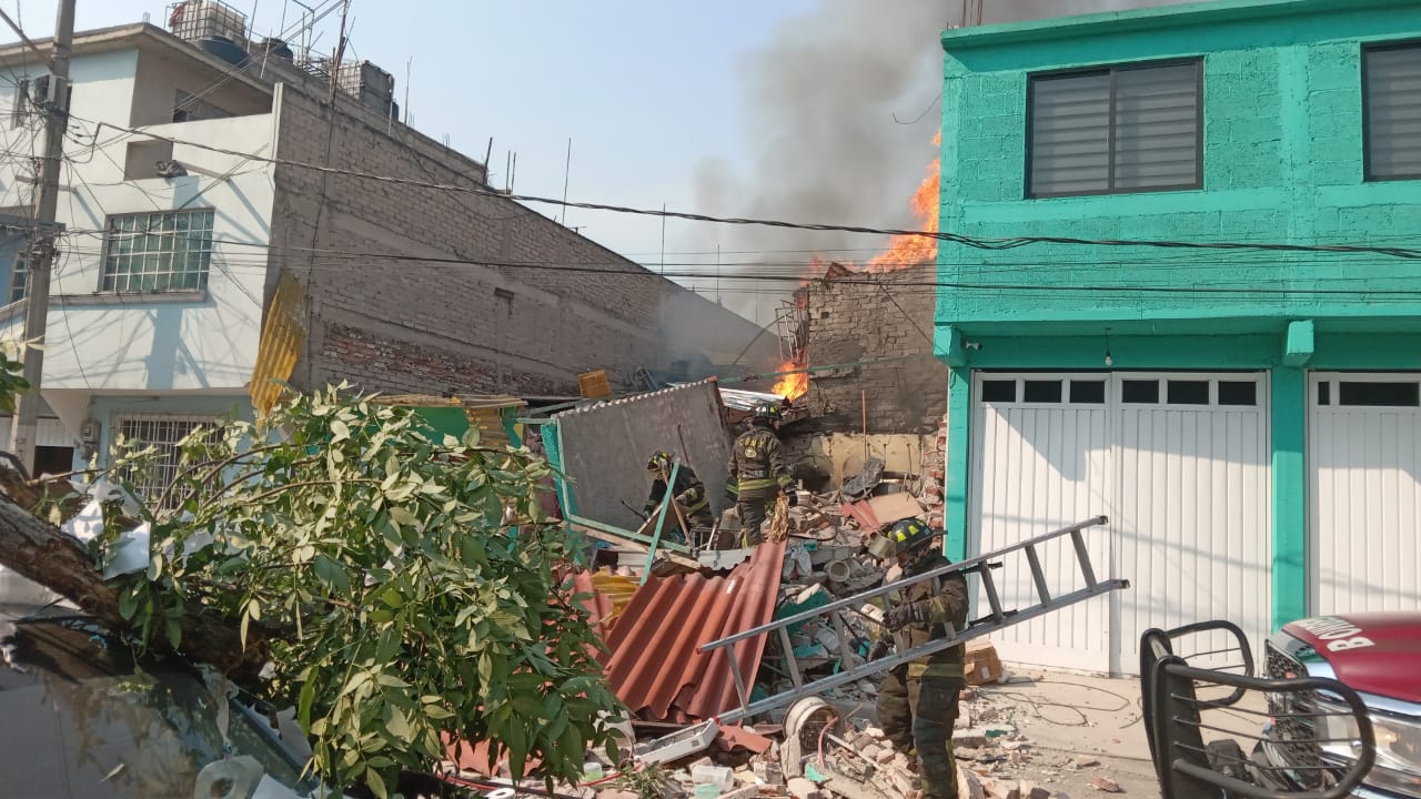 Explosión en Iztapalapa provoca incendio en casa, al parecer fue por ...