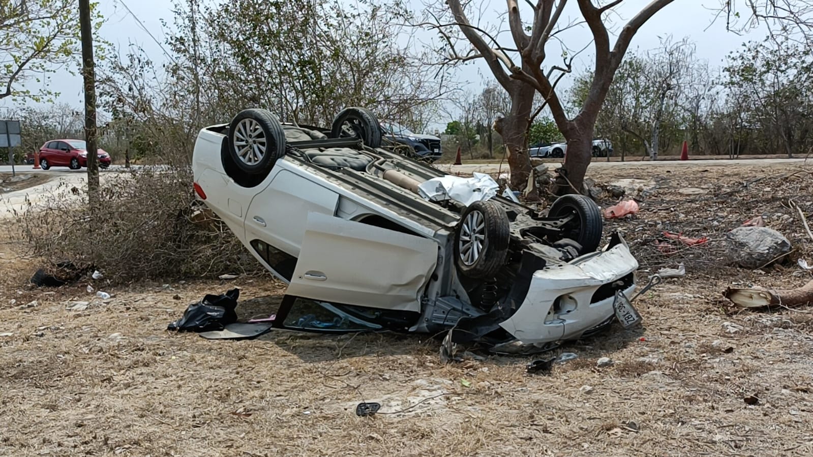 FOTO: Mujer termina con el auto volcado tras fuerte accidente ...