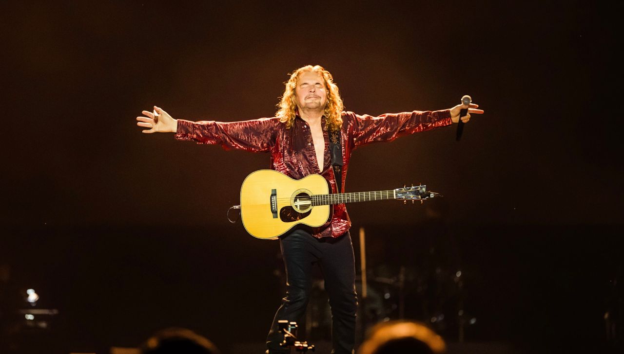 Vocalista de Maná olió ropa interior durante su presentación en el Pal ...