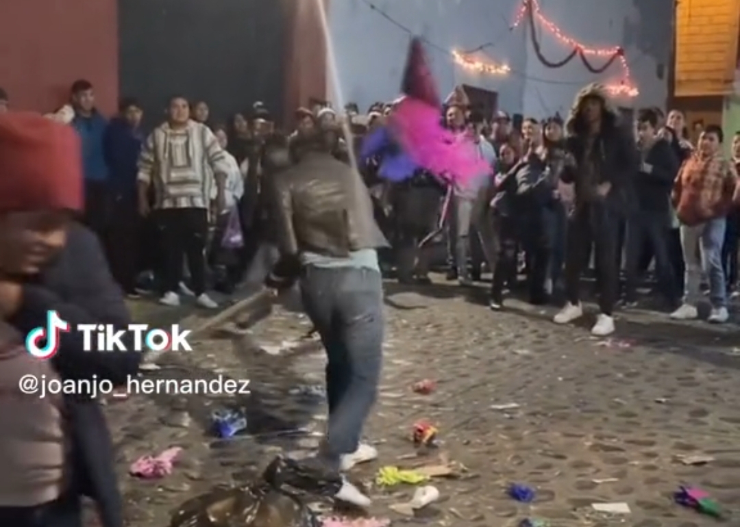 VIDEO: Dale dale dale pero a la piñata ¡No a su cabeza!