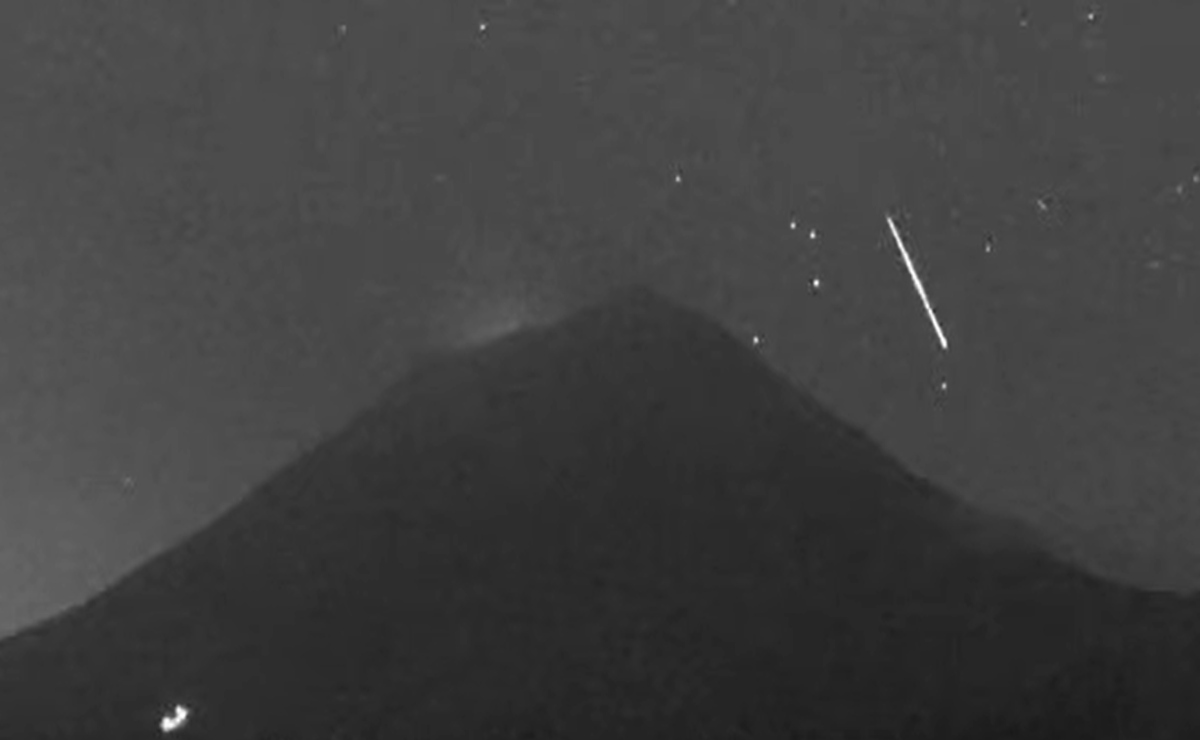 VIDEO: Estrella fugaz junto al Popocatépetl hoy 7 de agosto