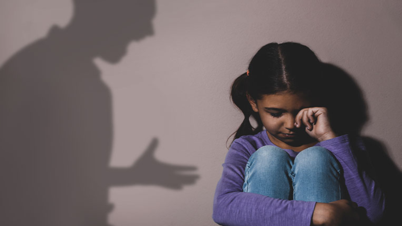 Niño salva a su hermana de ser ahorcada por su padrastro